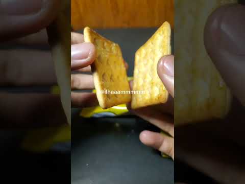 Cheese crackers #asmr #satisfying #review