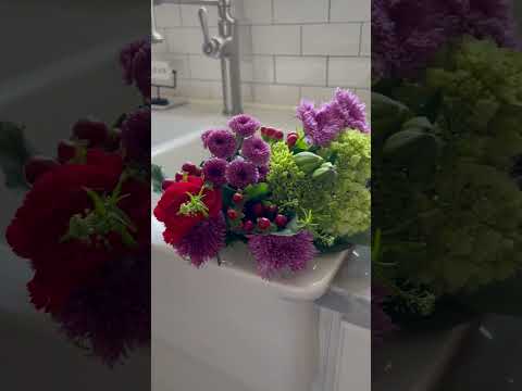 Easy Spring Flower Arrangement