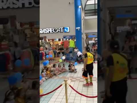 llevando alegría a el sentro comercial mall de Aguadilla en P.R