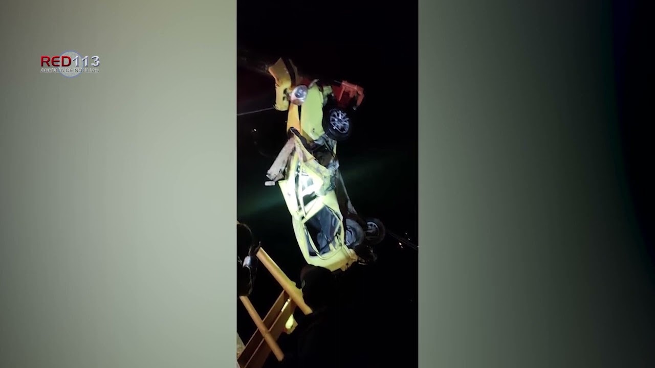 Mujer muere al caer su vehículo a profundo barranco en Zitácuaro