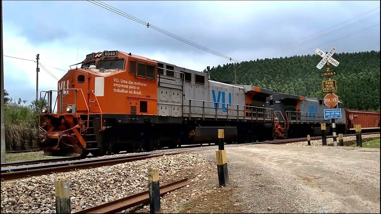 EFVM - Trem da VLI com dupla de GE BB40-9WM e vagões graneleiros em Santa Bárbara/MG