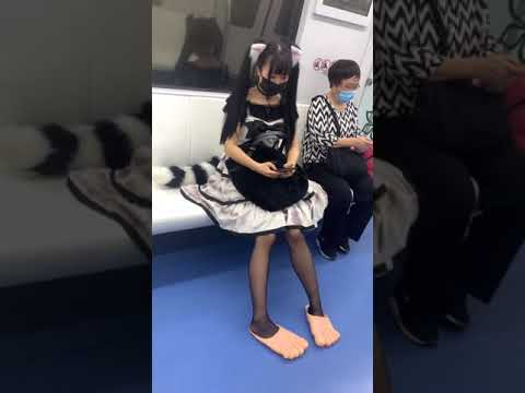 Nueva moda extraña en China, pantuflas de pies de Hobbit...