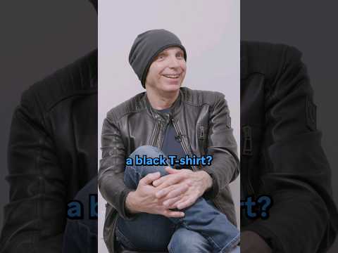 Alles wat @JoeSatrianineeds draagt ββis een zwart T-shirt en een @IbanezOfficial#gitaar πΈ #JoeSatriani #SteveVai