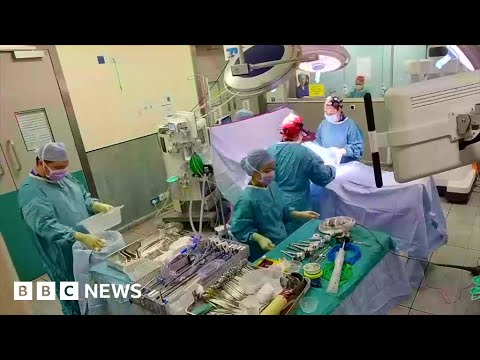 How can robot-assisted surgery teach trainee doctors? - BBC News