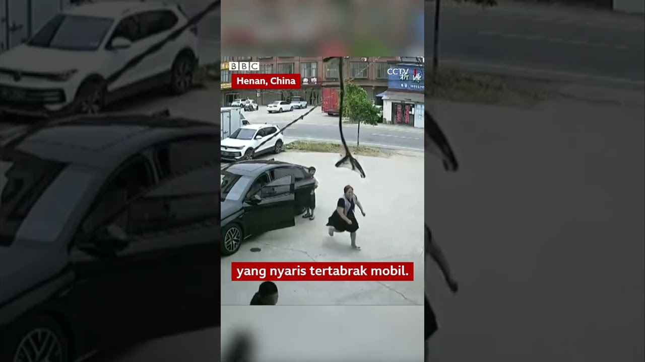 Anak kecil hampir tertabrak mobil, diselamatkan kakaknya - BBC News Indonesia