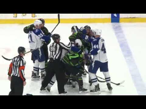 Alex Gallant vs. Andrew Cherniwchan, January 20, 2018 - Syracuse Crunch ...