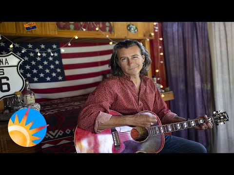 Roger Clyne sings "Banditos" in an exclusive backyard performance during the pandemic