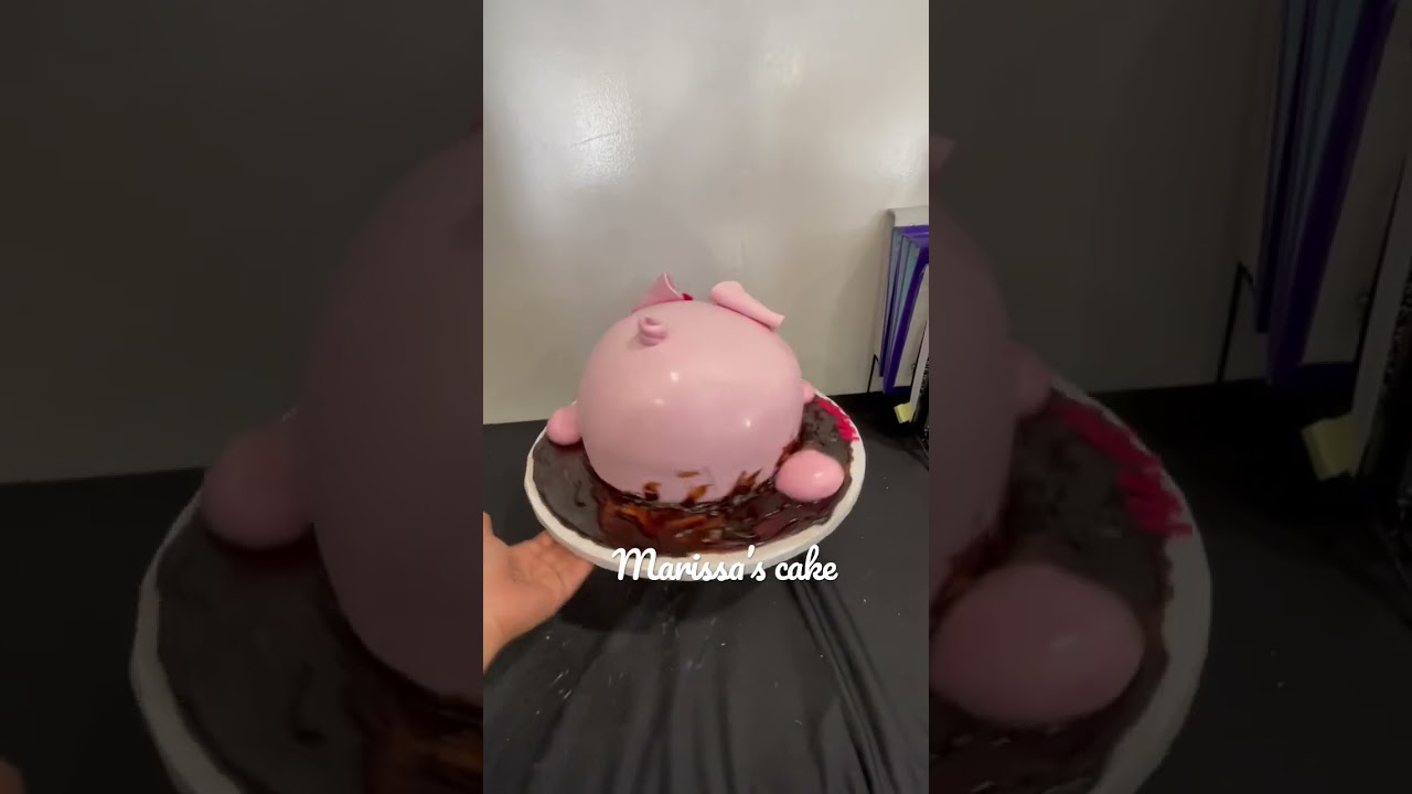 Pig 🐷 birthday cake. #food #myyoutuberecipe #cakeshorts #marissascake #fondantcake #3dcake #pigcake