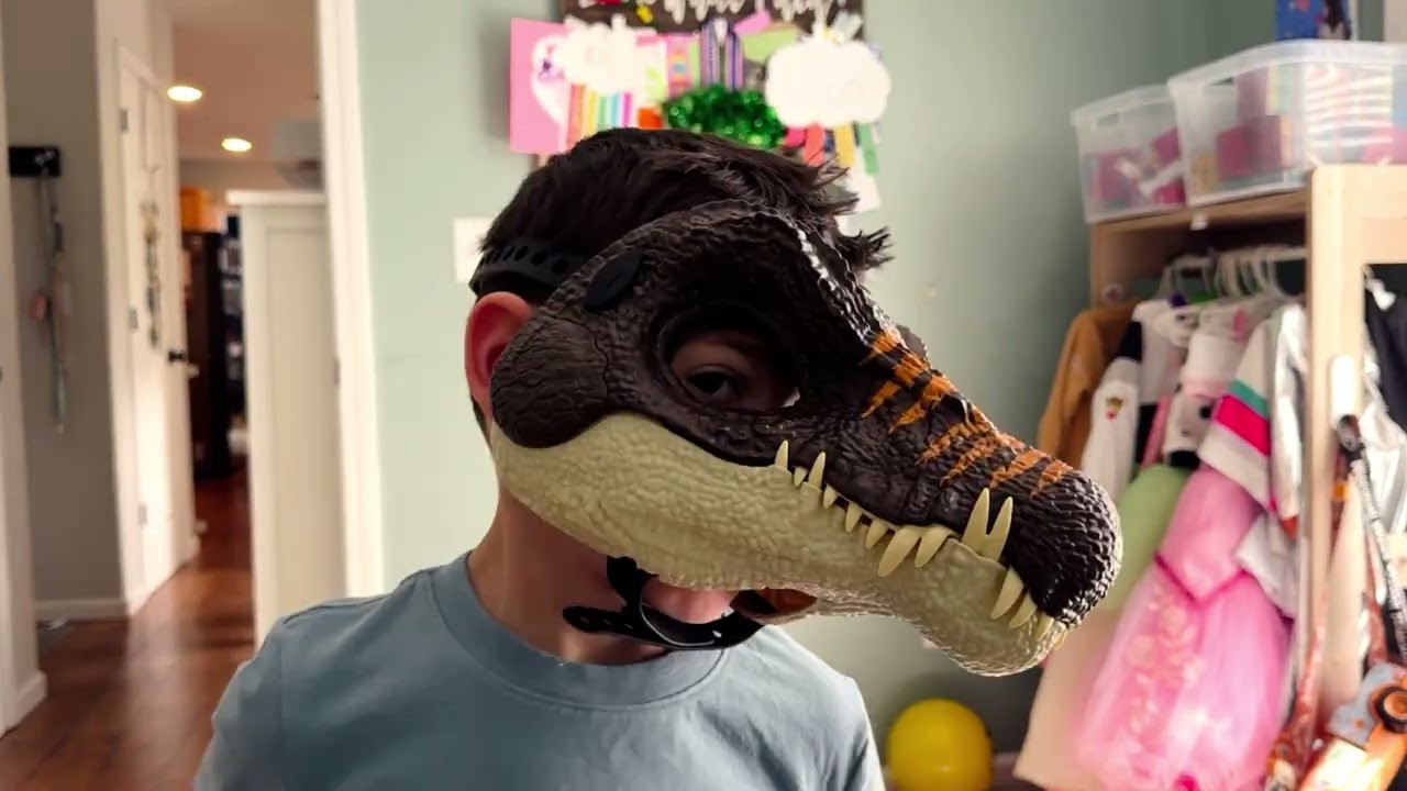 Make believe fun with this dinosaur mask!