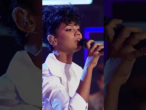 "රජ මැදුරක ඉපදී" | Anjalee Herath | Dream Star Season11
