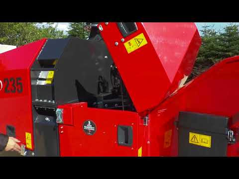 TP 235 MOBILE Towable wood chipper with touch screen operation
