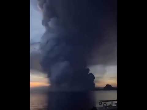 This volcanic lightning has a flash temperature of 30,000 degrees Celsius