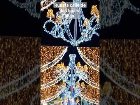 Recorriendo Fallas en Valencia calle de las luces