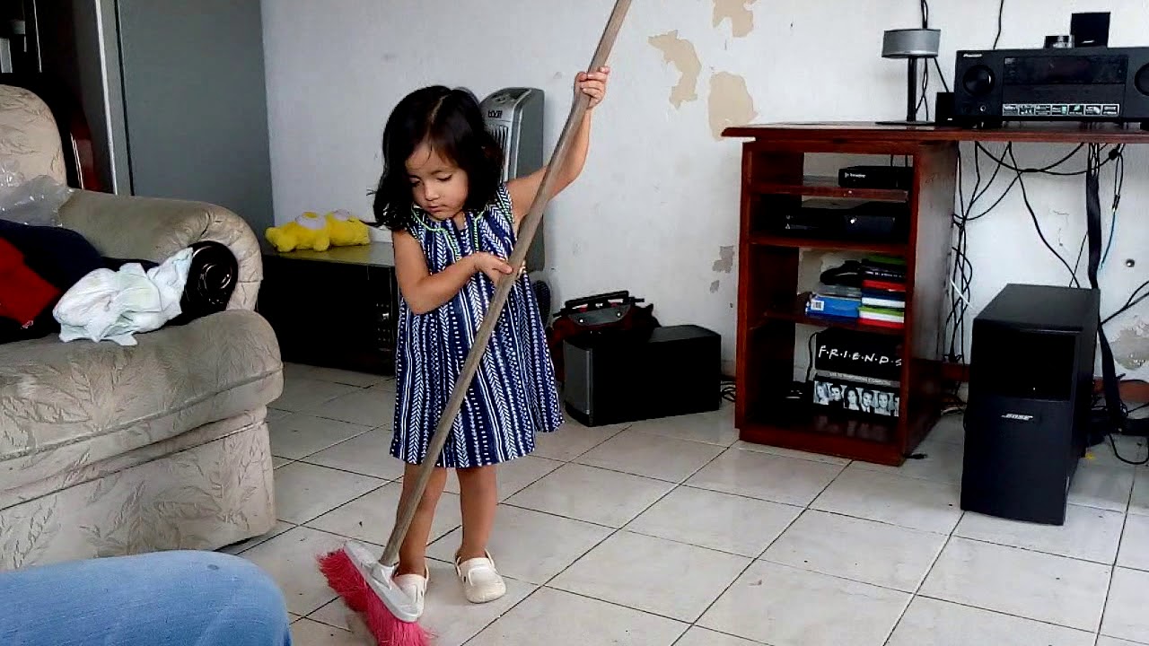 Niña barriendo de 2 años