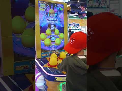 Kyrie won a GEMS at Egg Smash or Crack the Dinosaur's Egg at Tom's World Arcade Games #shorts #gems
