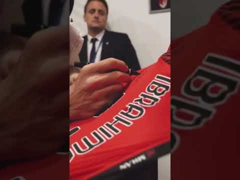 Zlatan firma la maglia a Sandro Tonali #acmilan #ibrahimovic #zlatan