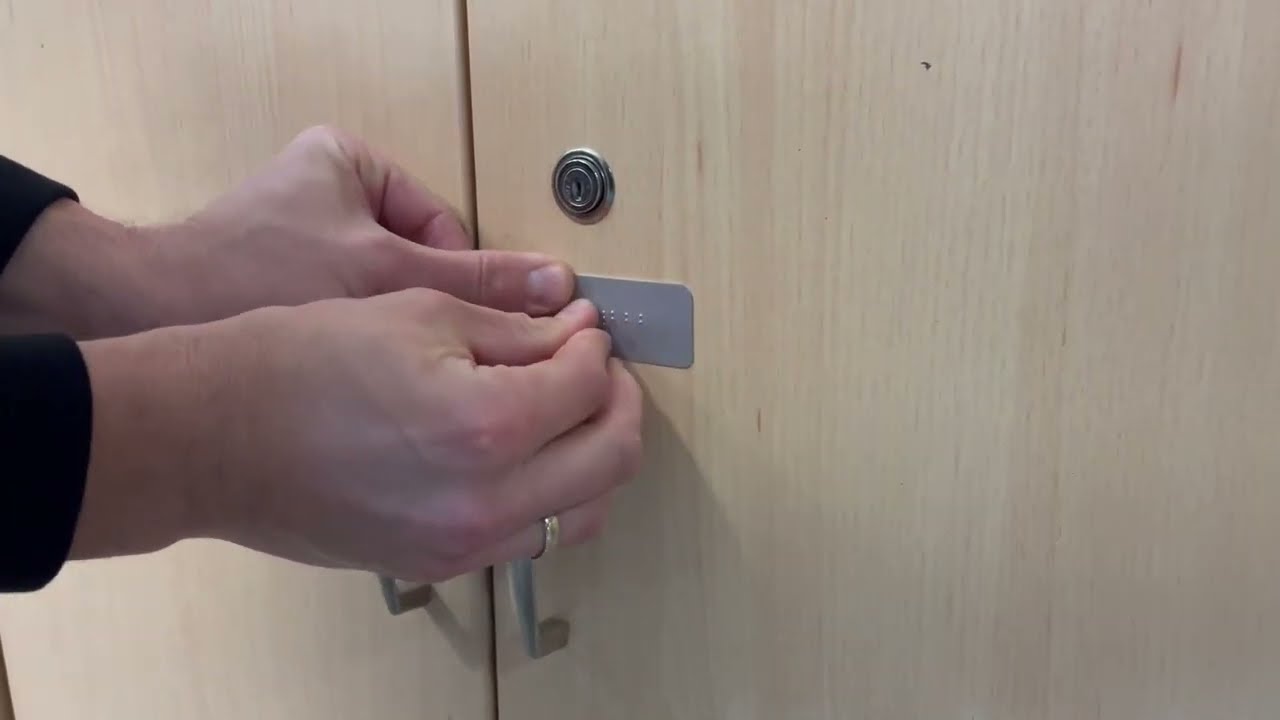 Tabliczki braillea dla słabowidzących i niewidomych