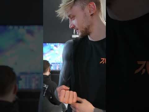 Why Razork's right arm is more buffed?! #leagueoflegends #fnatic #razork #rekkles