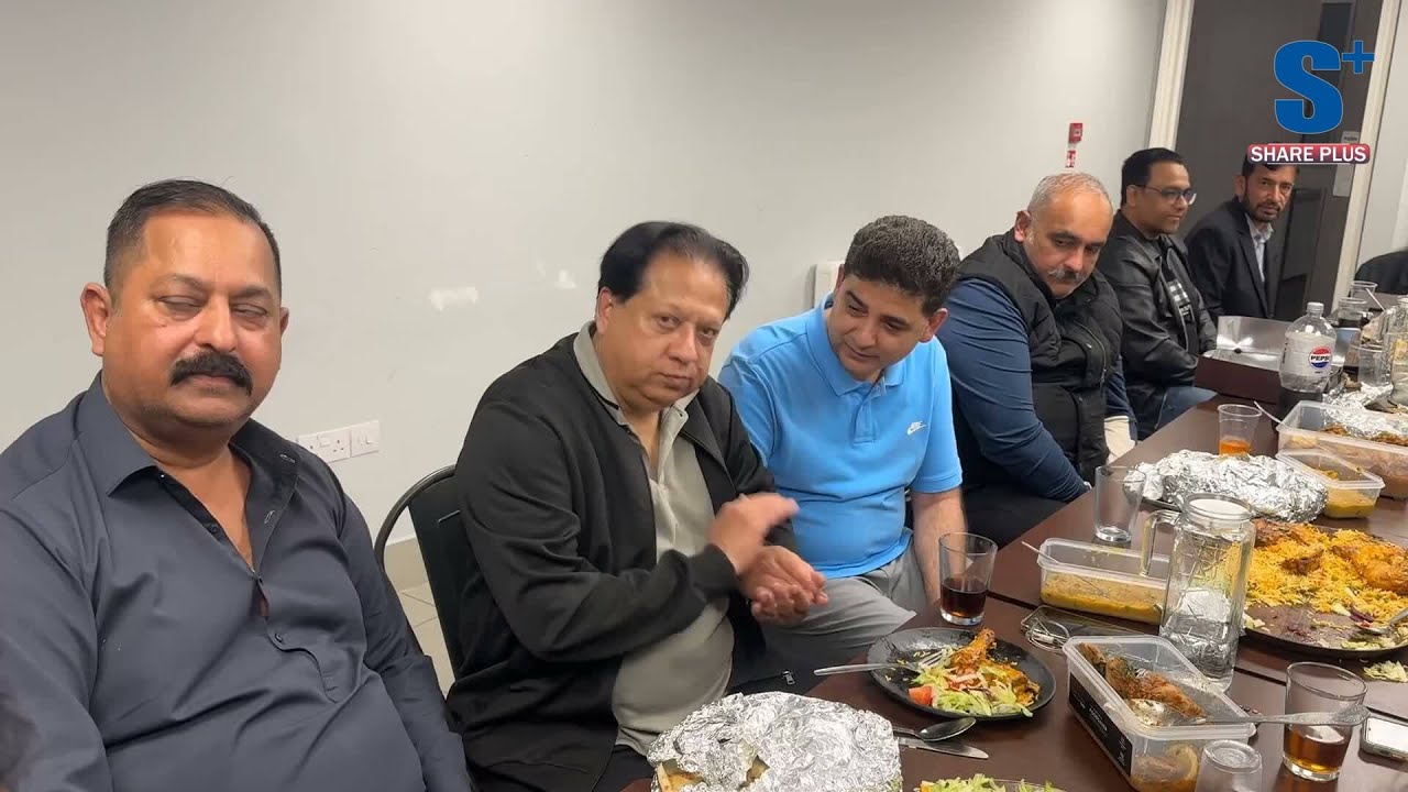 A dinner was held in London to honor the legendary Pakistani singer Arshad Mehmood from Grillers Sev