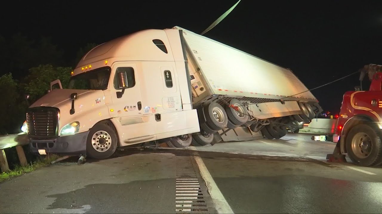 1-64 E back open after crash