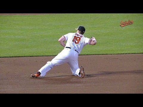 CWS@BAL: Davis dives to rob Abreu of a hit