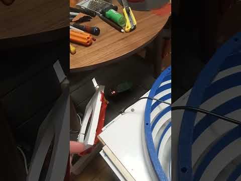 Big quiet fan with weights at 17V (300 rpm?) making less noise than a single p14 fan
