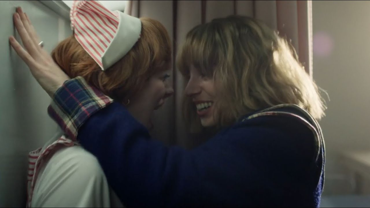 Robin and Vickie Kiss Scene - Stranger Things Season 5