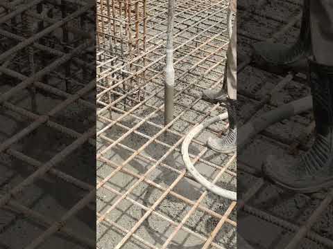 How vibrator is put for M25 grade footing concrete , #civil #construction