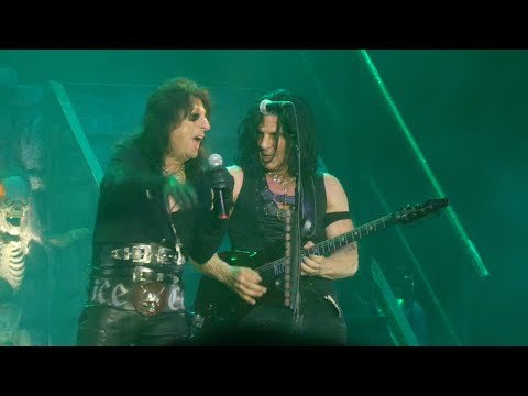 Watch: Alice Cooper Performs First Show With Guitarist Kane Roberts ...