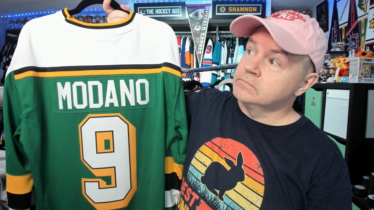 A Comparison of NHL Jersey Manufacturers