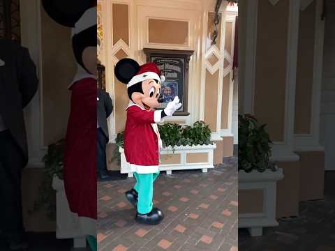 Mickey os desea Feliz Navidad! #mickeymouse #disneyland #navidad #disneycharacters #disney #xmas