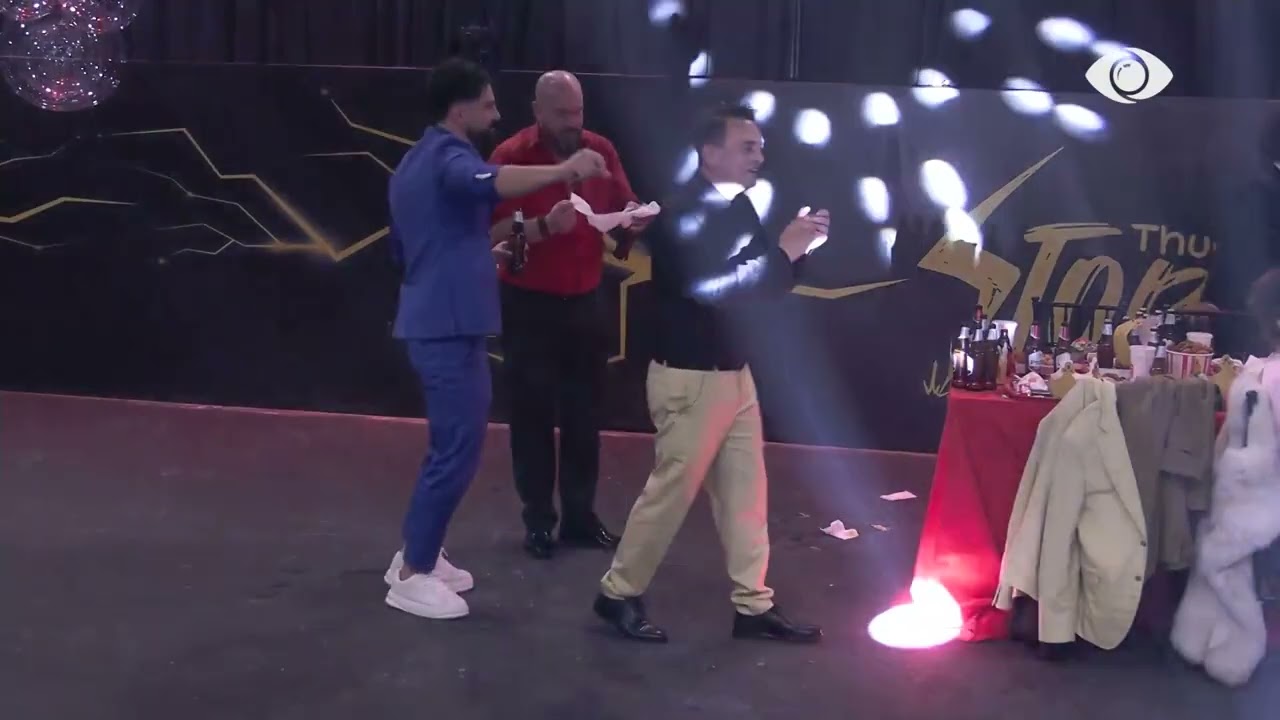 Në shtëpi kërcet tupani, banorët këndojnë dhe kërcejnë nën ritmet e ...