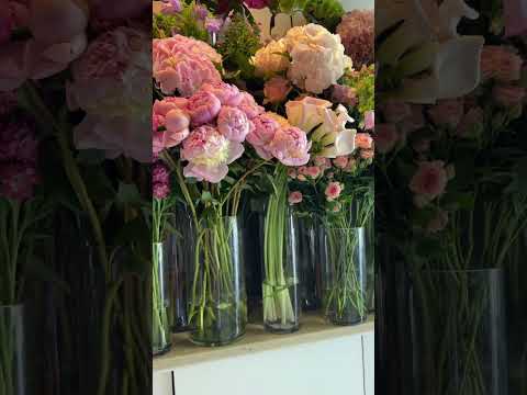 Decisions, decisions! When you want to take the whole flower shop home πΈ #flower #flowershop