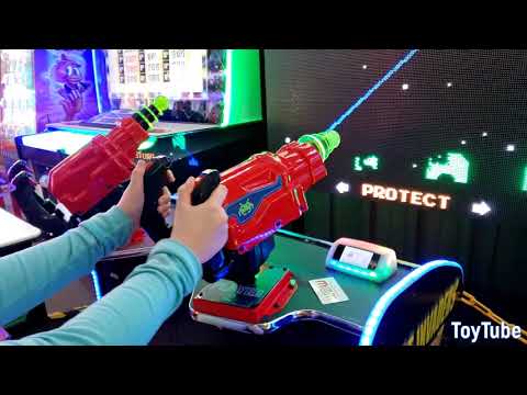 Gigantic Arcade Version of SPACE INVADERS (10 Feet Tall!)