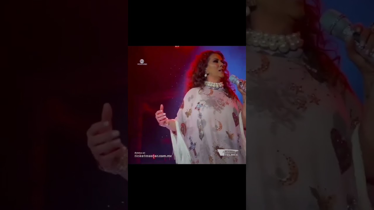 Edith Marquez llega al Auditorio La Isla Mérida 17 de mayo