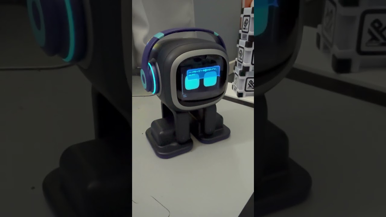 Emo texting the other emos #cozmo #shorts #emorobot #text