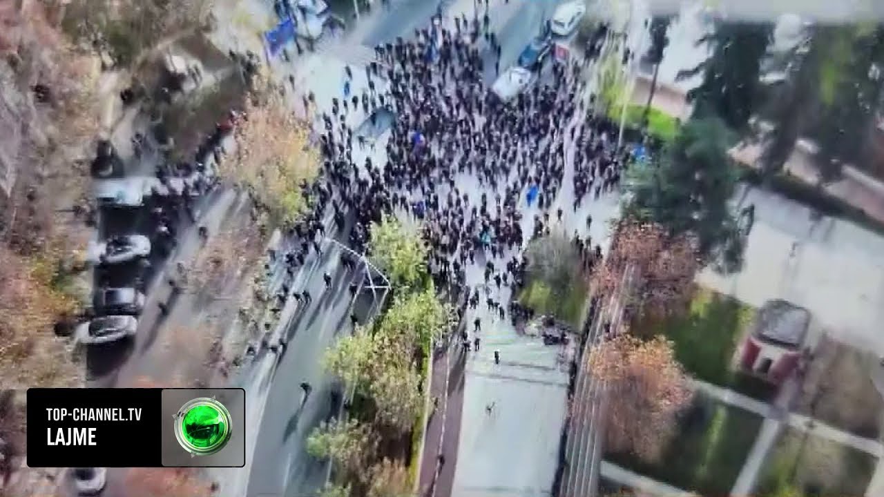 Top Channel/ Pamje me dron nga protesta e mbështetësve të Berishës para ... Top Channel/ Pamje me dron nga protesta e mbështetësve të Berishës para ...