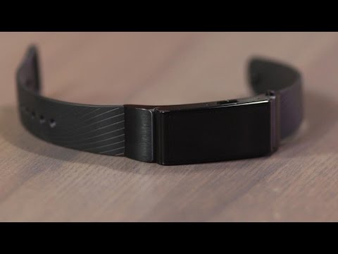 Huawei's two-in-one TalkBand B2 fitness tracker tries too hard