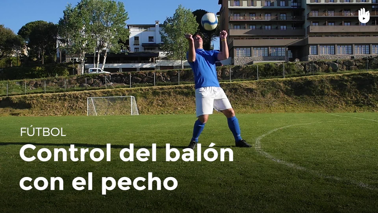 Aprende a controlar el balón con el pecho - Aprende a jugar al fútbol ...