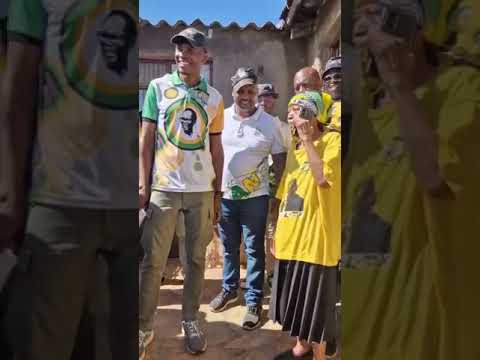Jongizizwe Dlabathi and ANC volunteers visited the family of the late Chris Dlamini in KwaThema