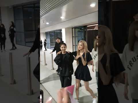 Blackpink Send off event Melbourne (GIVING JENNIE A KIWI FROM NEW ZEALAND)