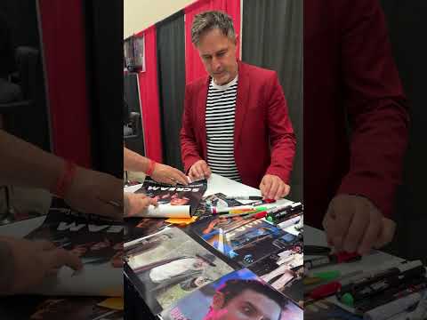 Actor David Arquette signs “Scream” memorabilia at Big Texas Terror in San Antonio, TX #shorts