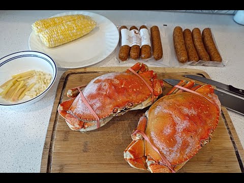 Cheap but fancy Dinner for $40! Cooking Dungeness Crab 2 Ways (Pan and grilled)