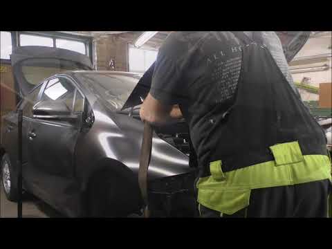 Watch How a Russian Mechanic Repairs a Toyota Prius Wreck - autoevolution