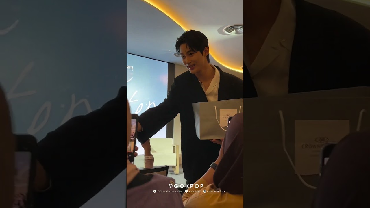 #ByeonWooSeok #변우석 giving out yellow flowers to media during Press Conference in Singapore 🇸🇬