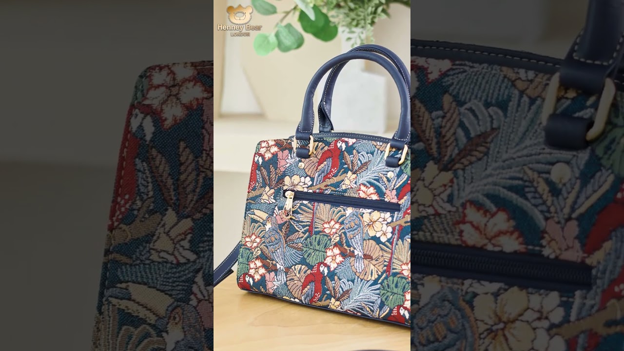 LOVE HENNEY BEAR LOVE ART AND TAPESTRY #shopping #businessfair #clutchbag #cantonfair #fashion
