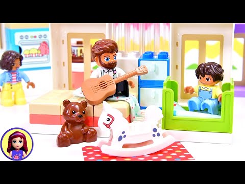A dollhouse made out of Duplo? I love it! 😍