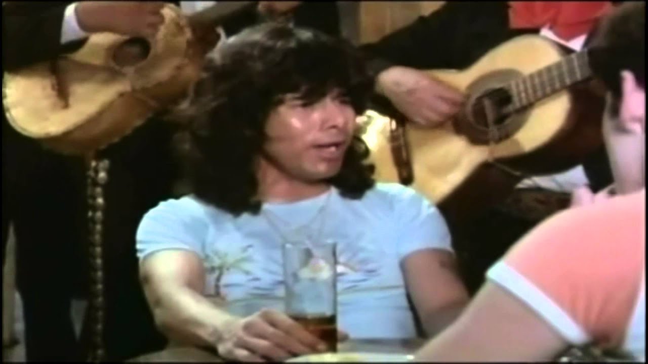 RIGO TOVAR   besando la CRUZ