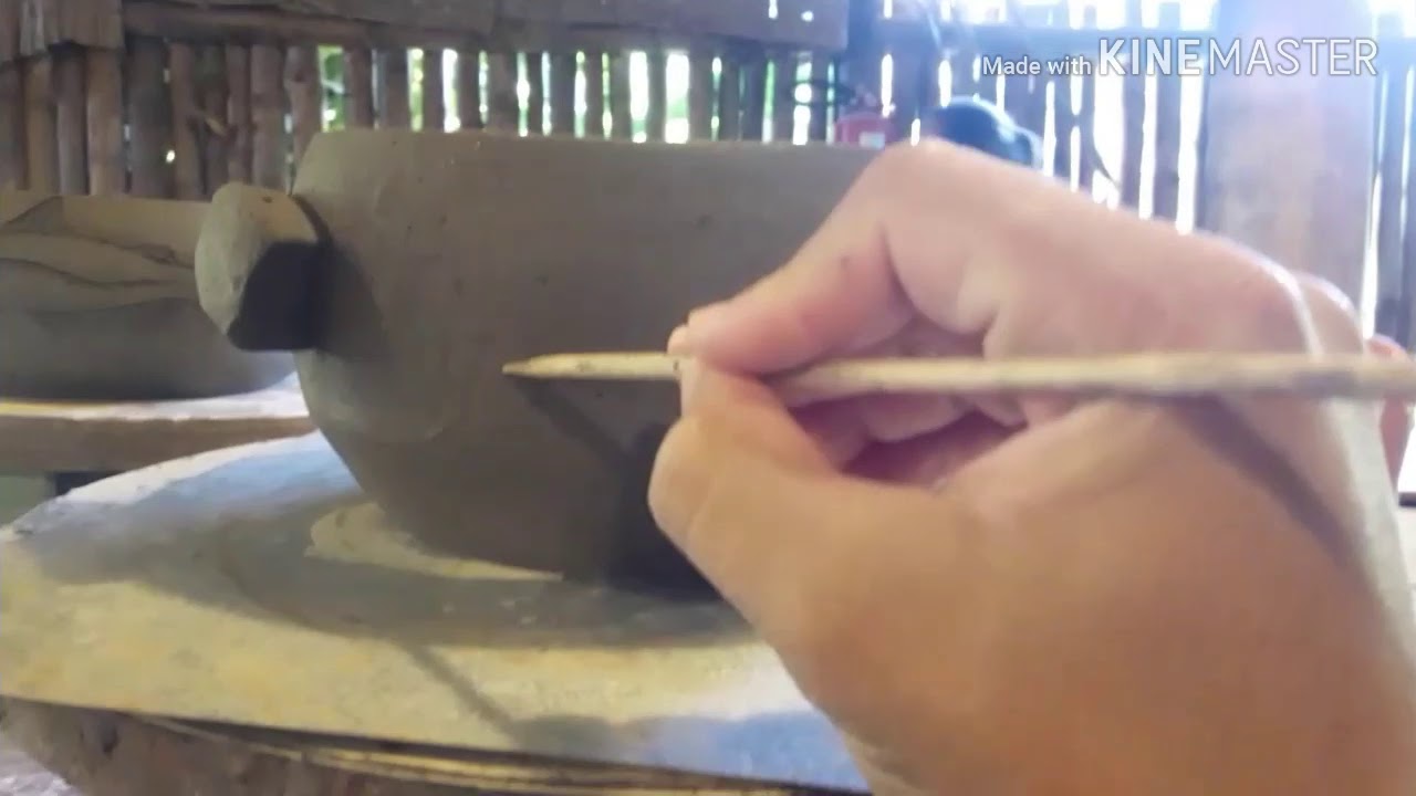 Desenhando na panela de barro