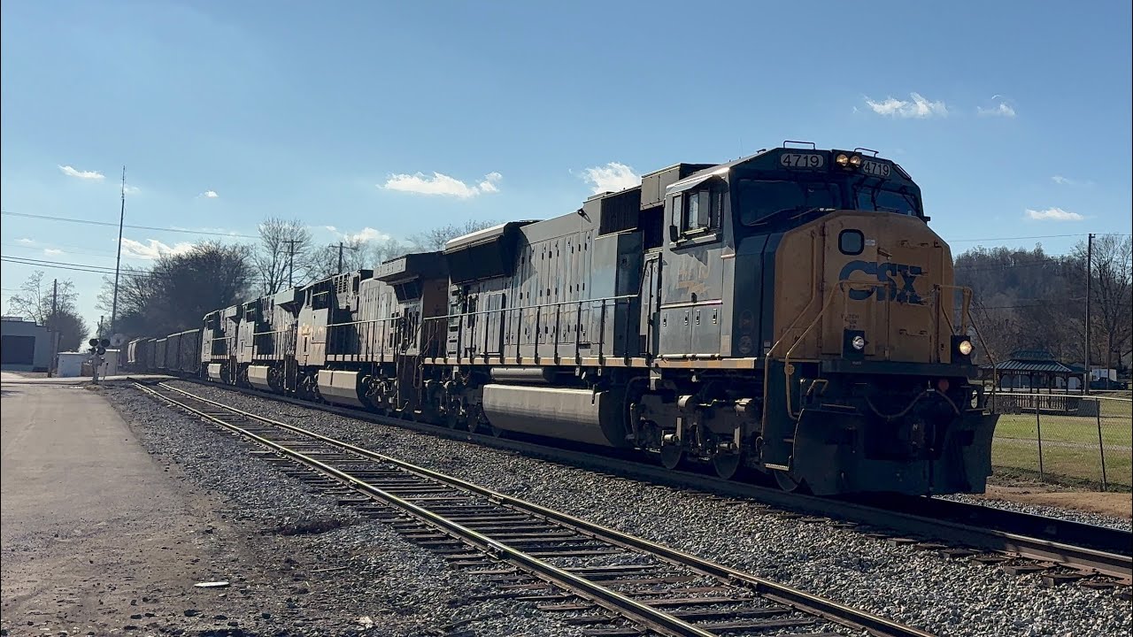 CSX 4719 leads M574 at Horse Cave